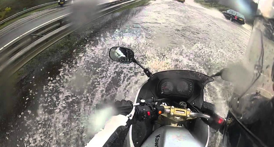 Motociclista Corajoso Atravessa Estrada Inundada