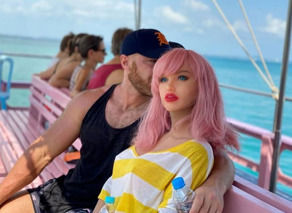 VIDEO: Homem Casa-se Com Boneca Insuflável e Mostra o Seu Amor No Instagram