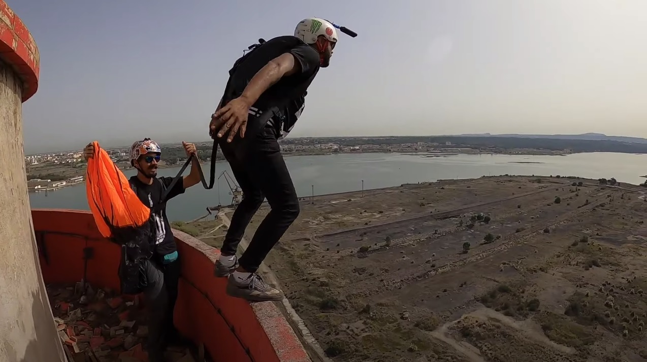 Grupo De Amigos Explora Spot De Base Jump Em Portugal