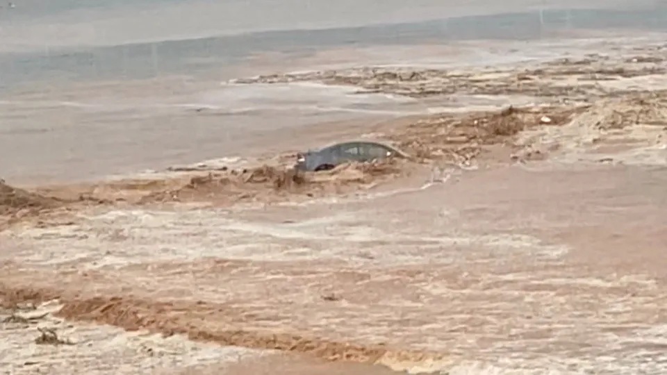 Carros Arrastados Para o Mar Durante Inundações Nas Canárias